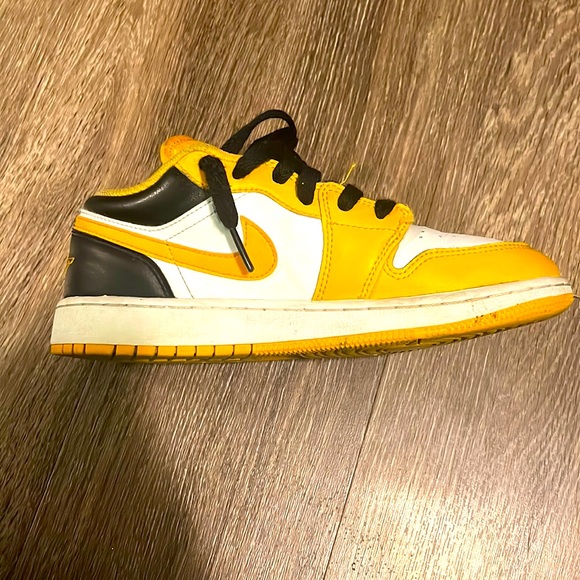 Nike | Shoes | I Am Selling Air Jordan S Low Se The Size Are 4y Big ...